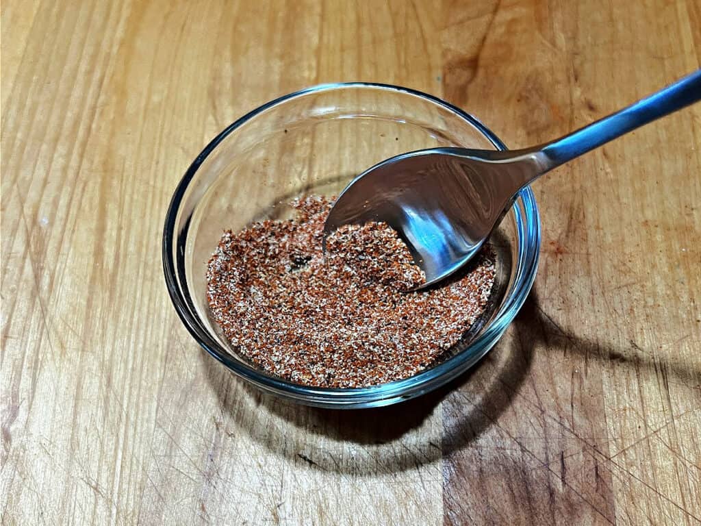 Easy Sugar Free Dry Rub for Chicken or Pork - thatsugarfreelife.com
